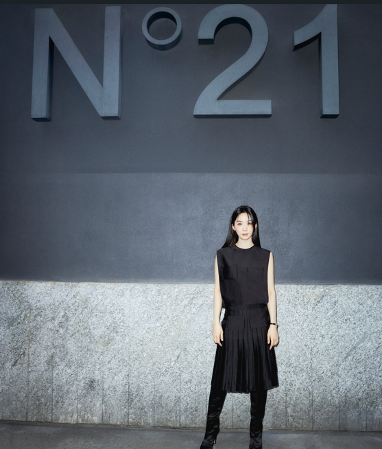 이청아, 우아한 블랙 원피스 입고 N21 25 S/S 쇼 참석